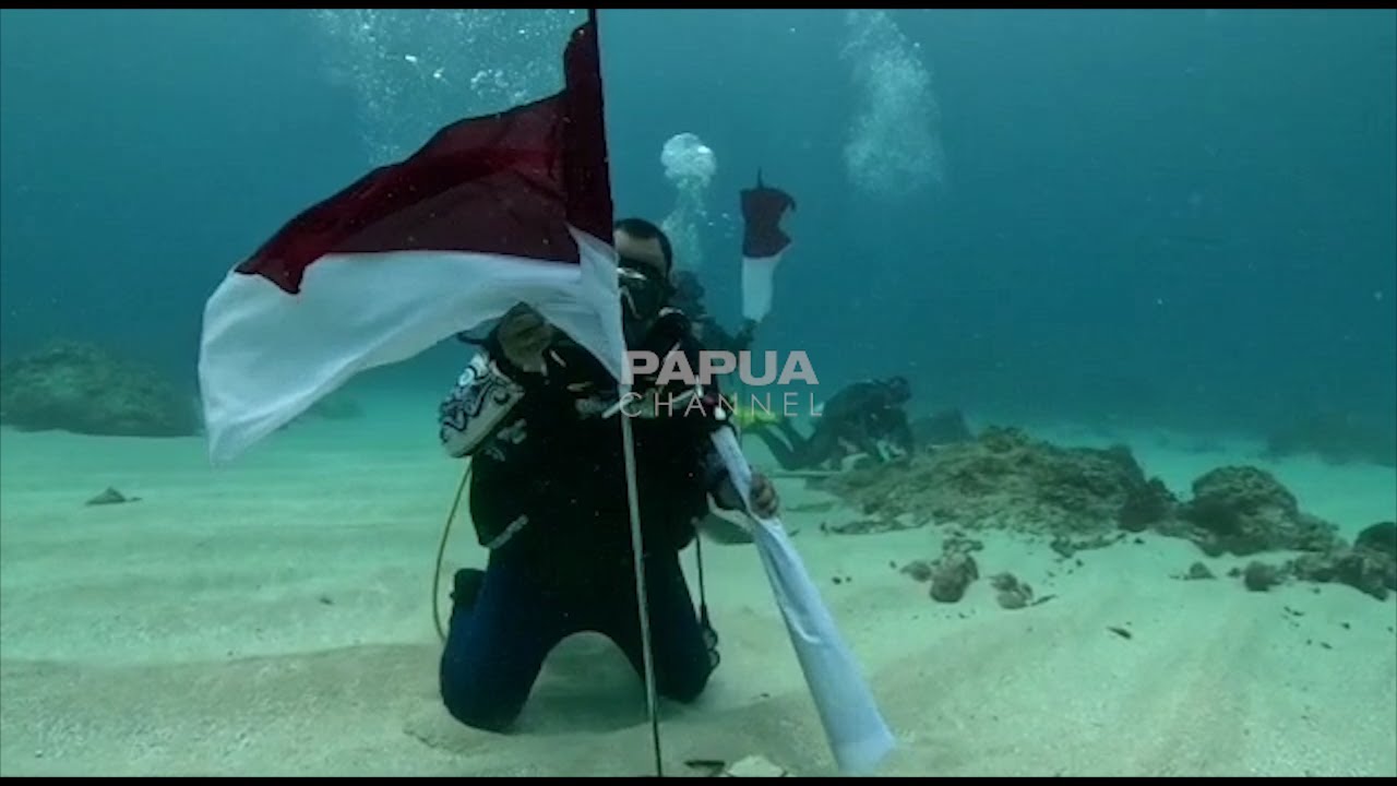Pengibaran Merah Putih Di Dasar Laut Jayapura Memperingati Sumpah ...